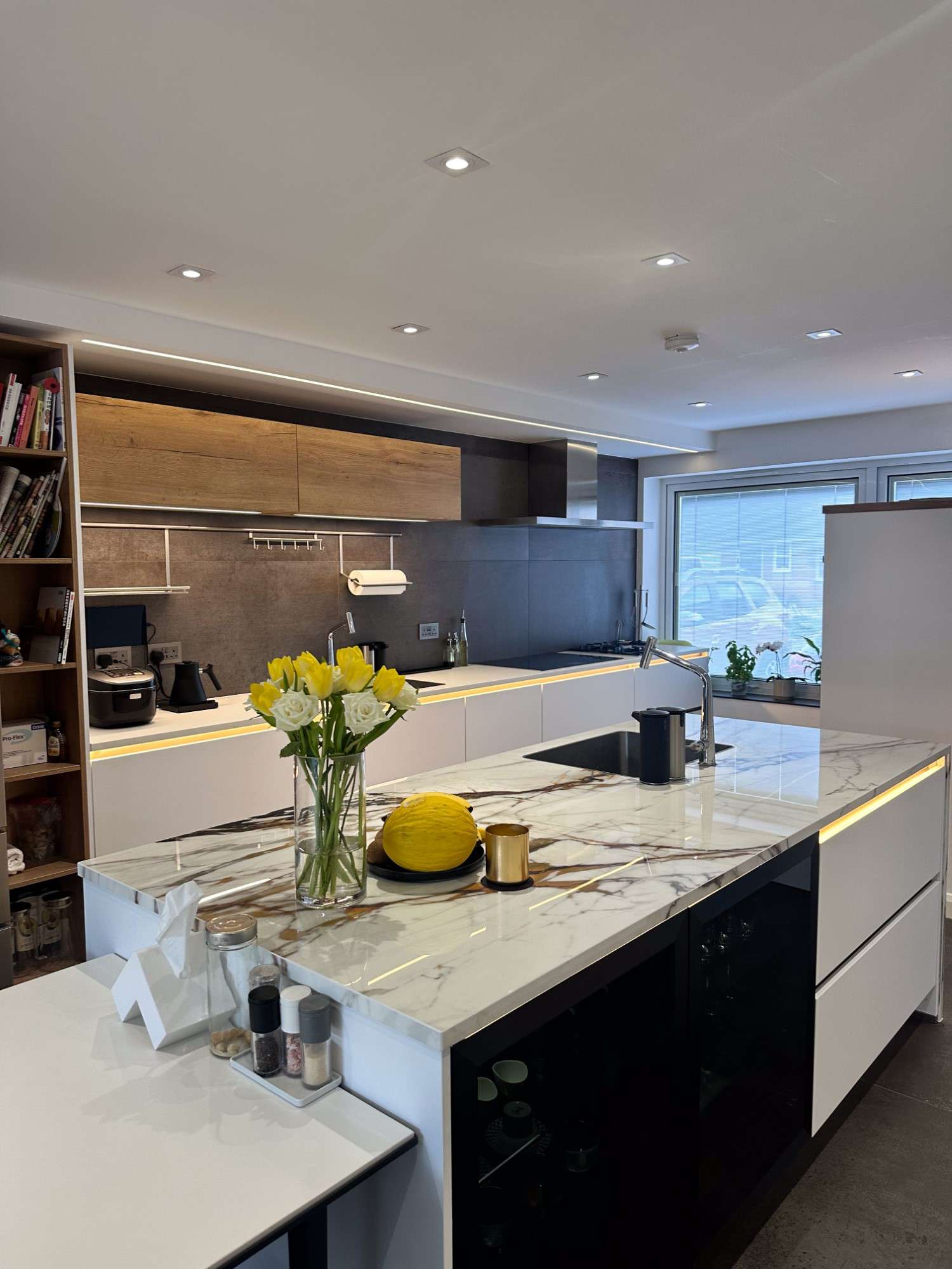 Contemporary White Kitchen with Statement Island | MAS Kuchen
